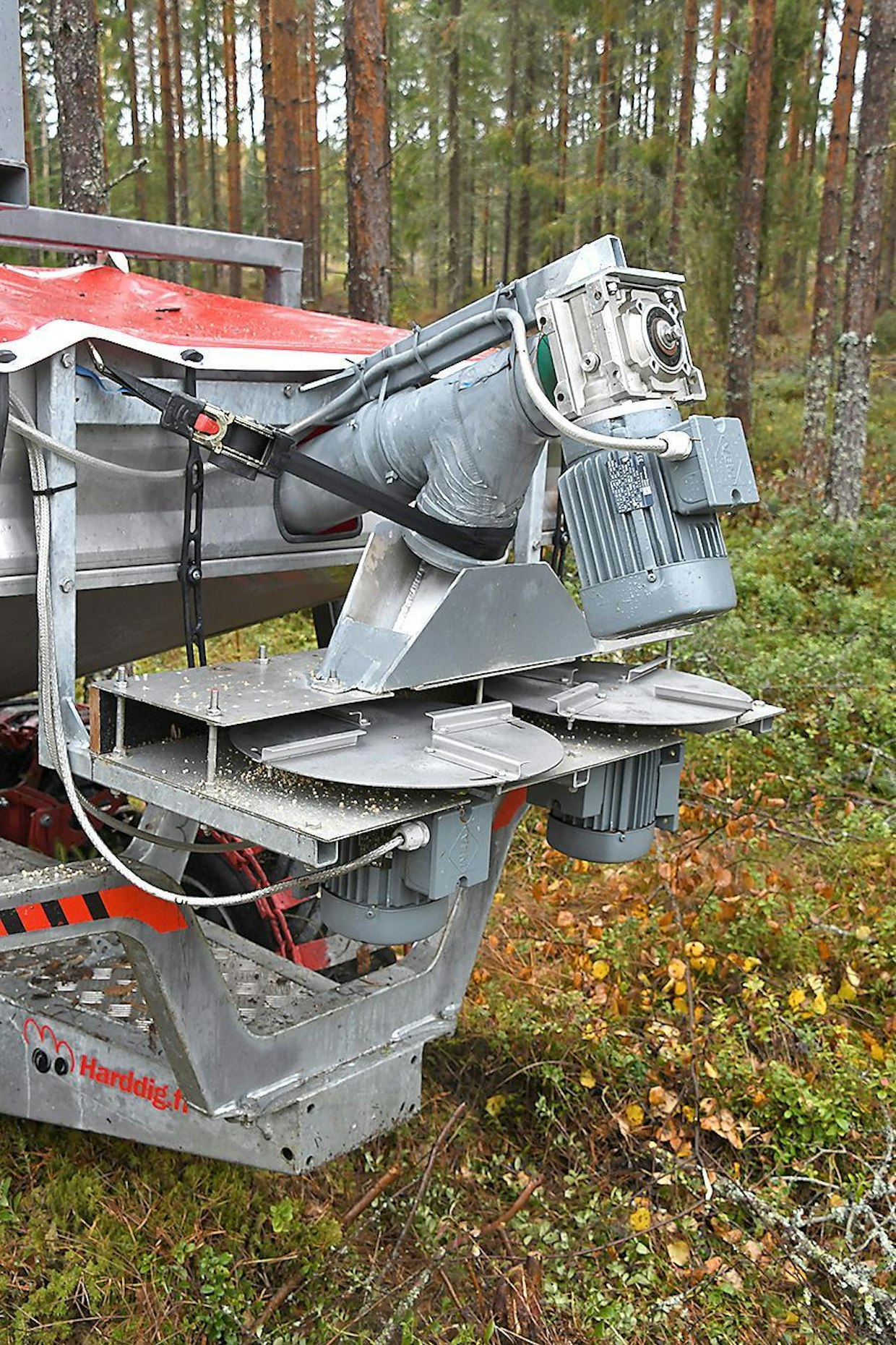 Metsän lannoitusta mönkijällä: SR-Tuotteen levitin ja Kranman T2000EX ...